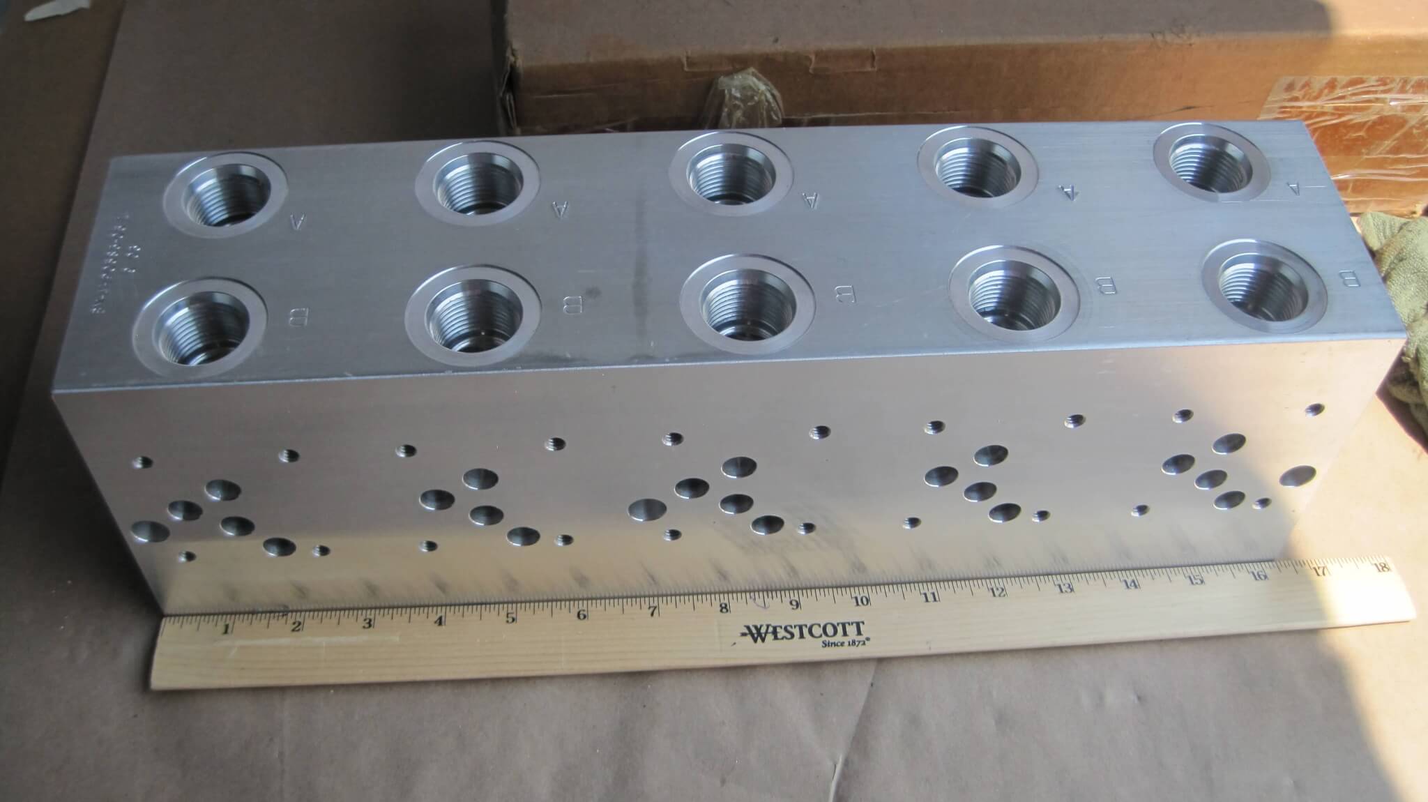 BM-AHP05S3-05-1/G W/BK-A05 MANIFOLD | Air & Hydraulic Equipment,Inc.